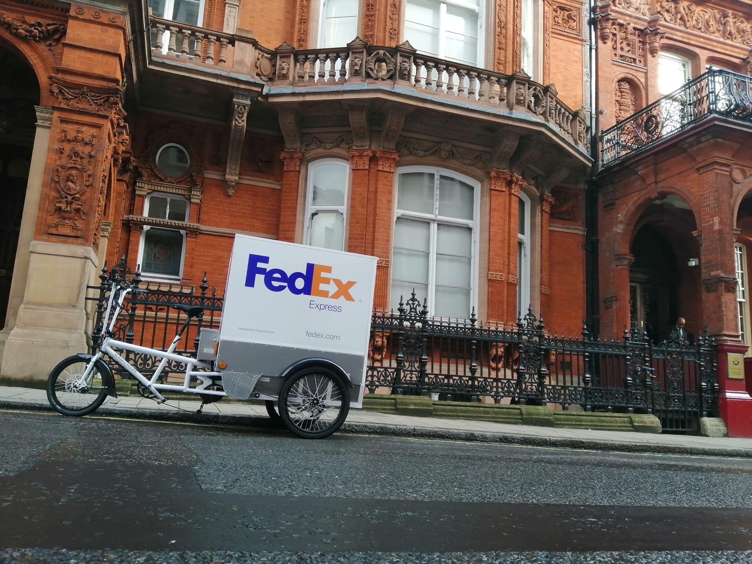 FedEx ups its e-cargo bike fleet to reduce carbon emissions | Logistics ...